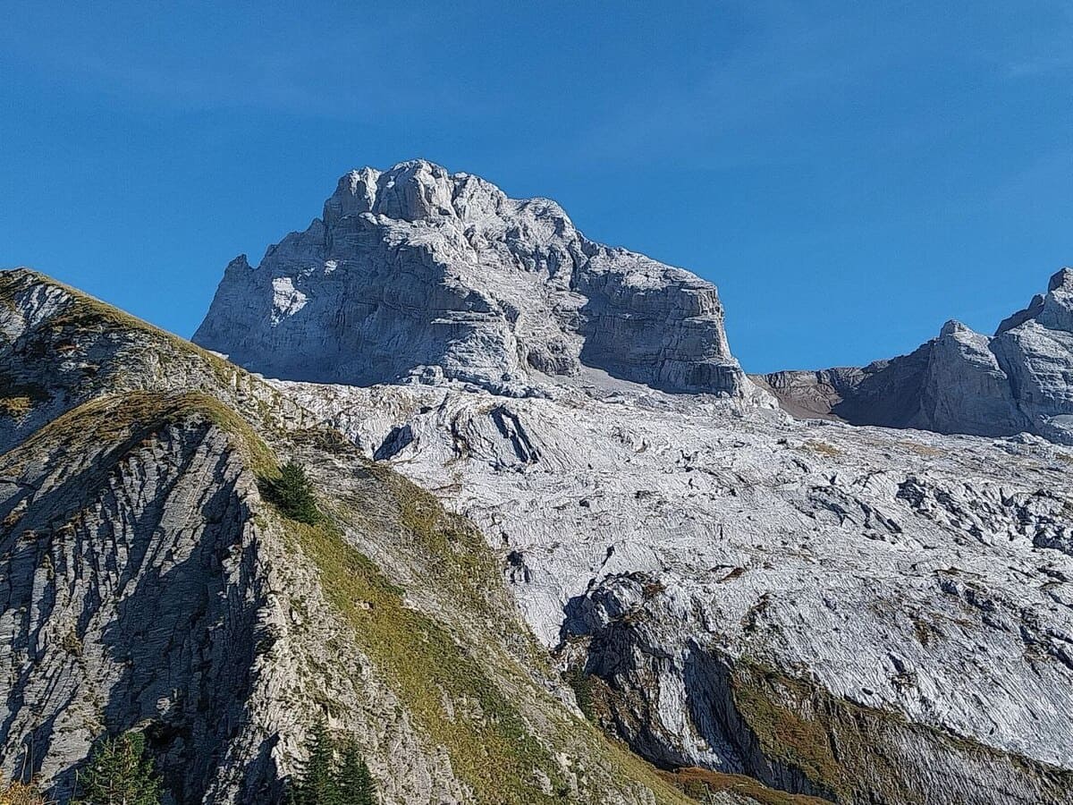 Grande voie d’escalade Pointe Percée - Aravis avec un guide